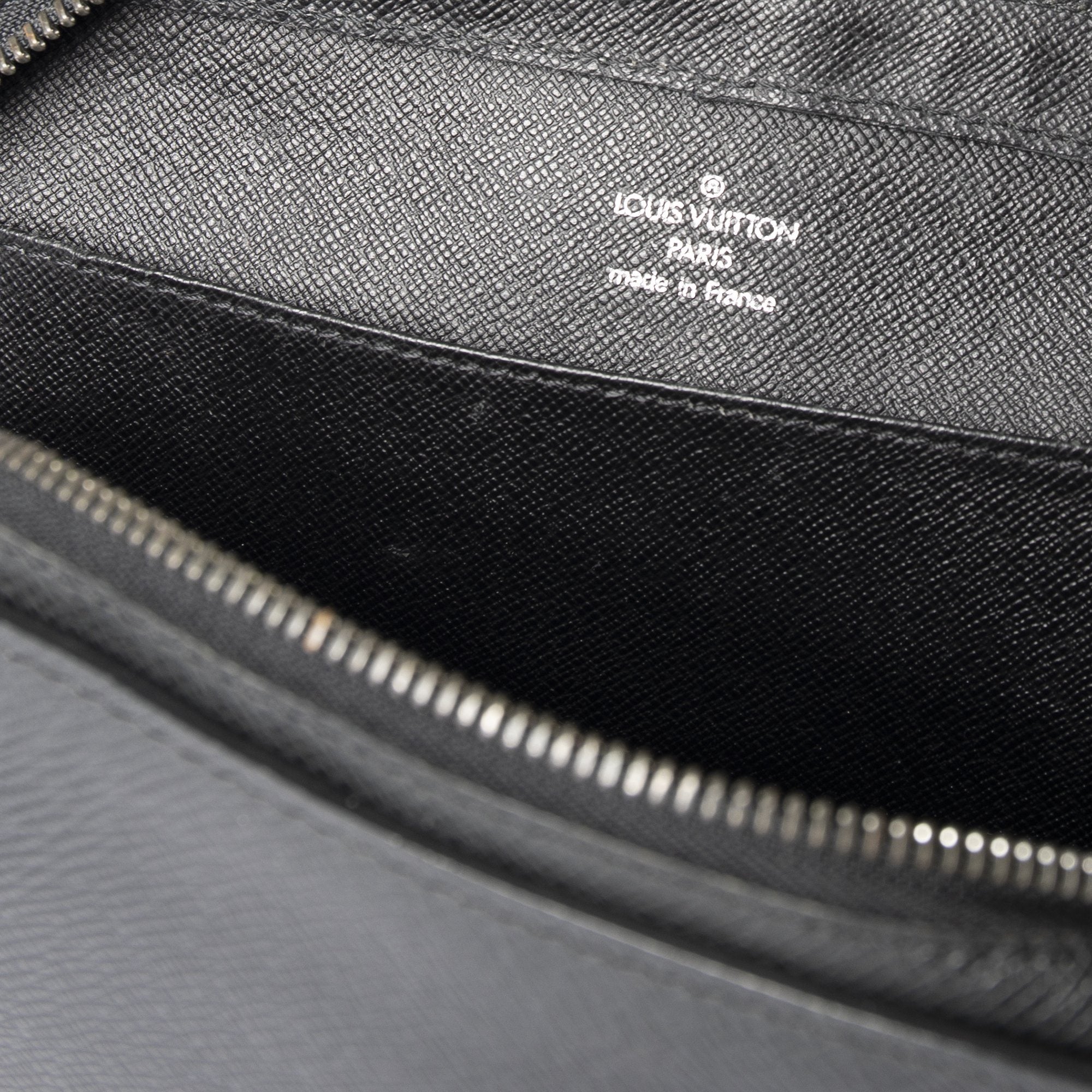 Louis Vuitton Taiga Pochette Baikal – OLIVER'S