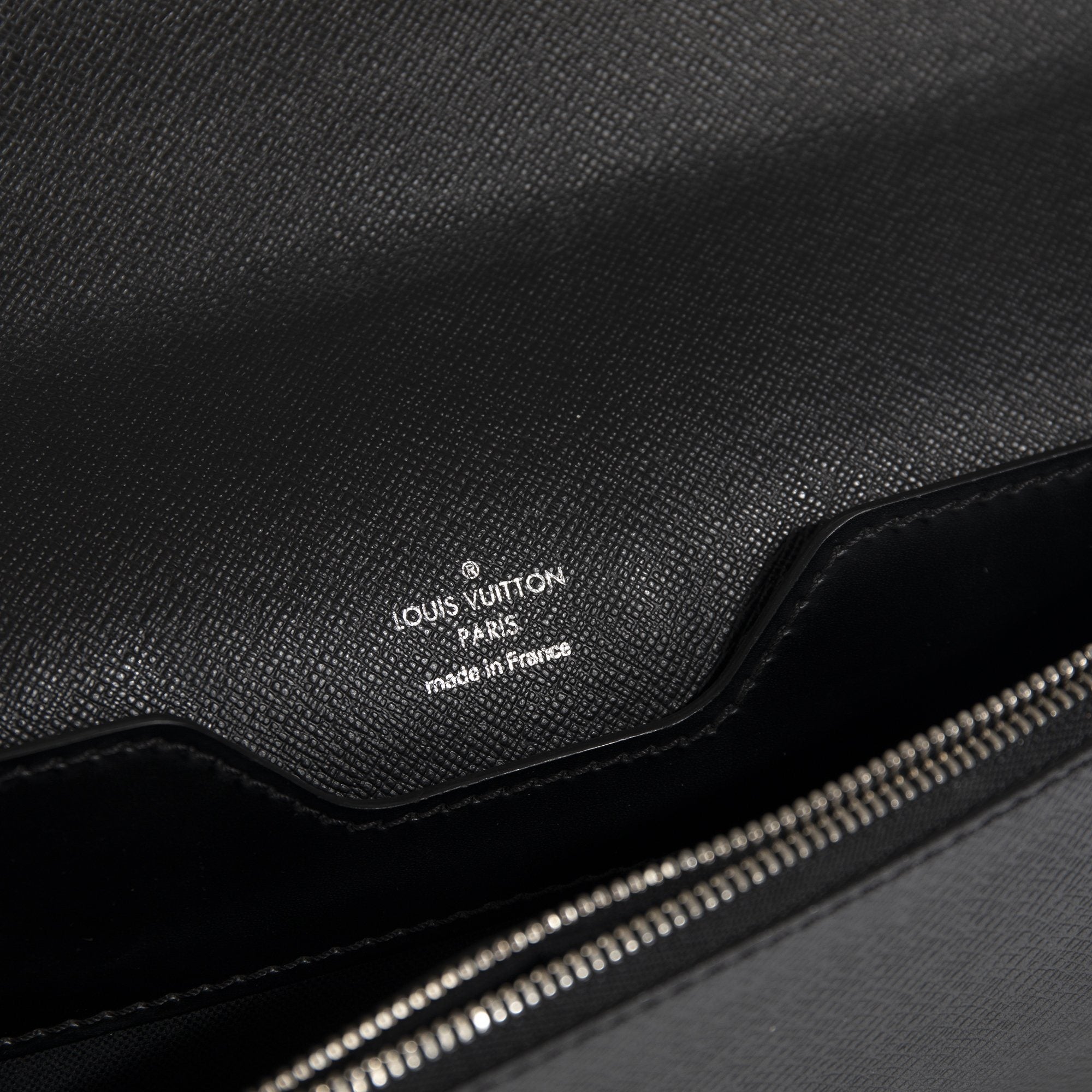 Louis Vuitton Taiga Porte-Documents Minuto – Oliver Jewellery