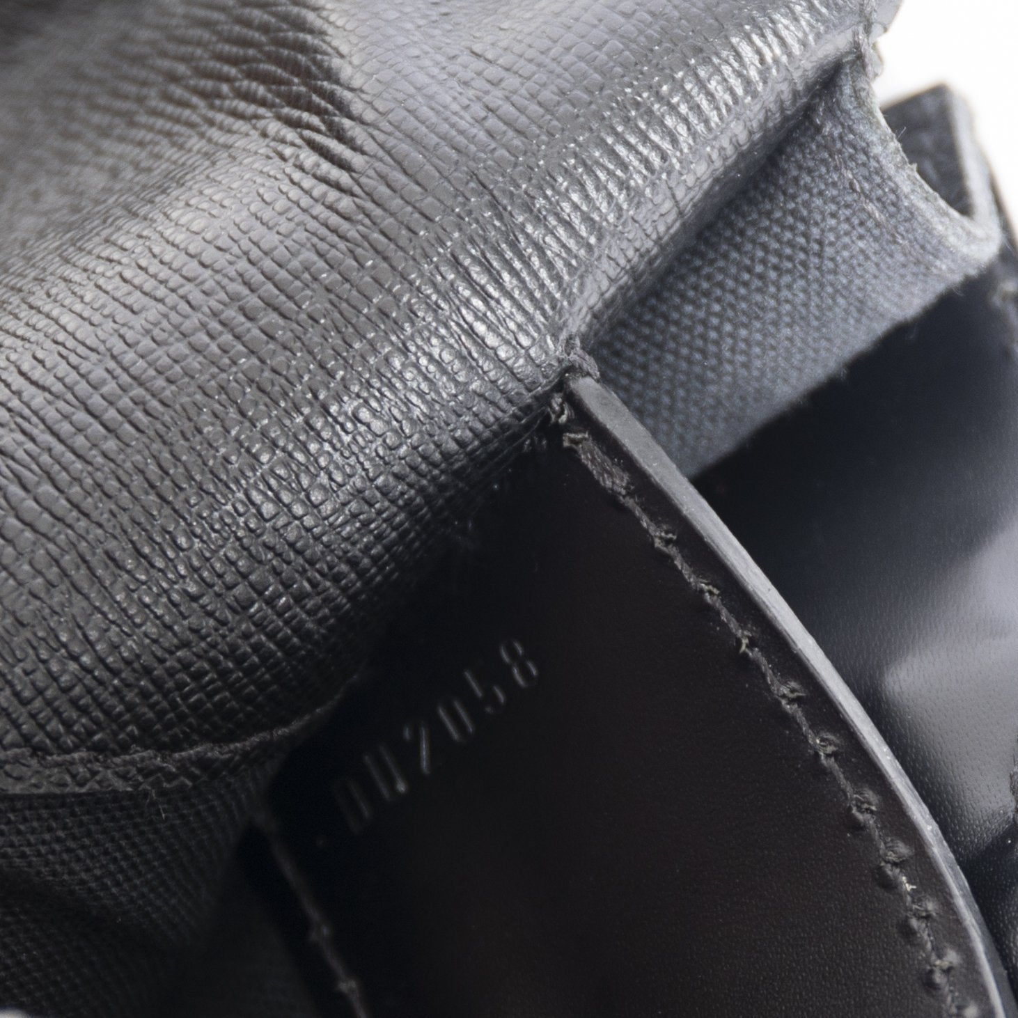 Louis Vuitton Taiga Porte-Documents Minuto – Oliver Jewellery